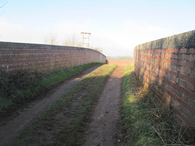 T:UK - Longforth Farm Bridge
