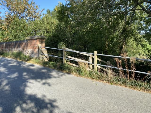 T:UK - Snakes Lane Bridge